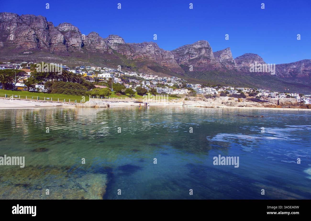 The magnificent famous Table Mountain and Cape Town at its foot ...