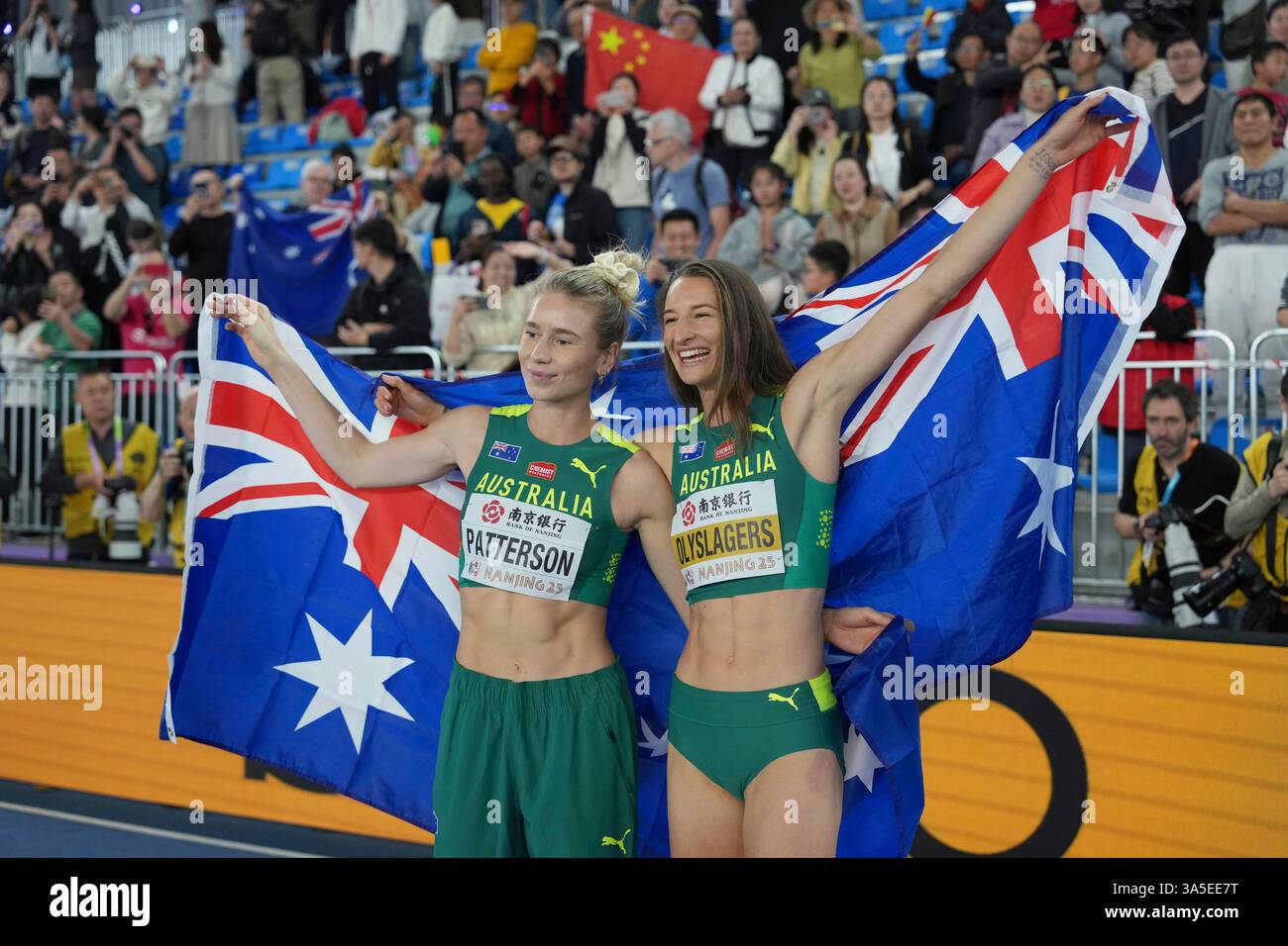 Gold medalist Nicola Olyslagers of Australia, right, poses with silver ...