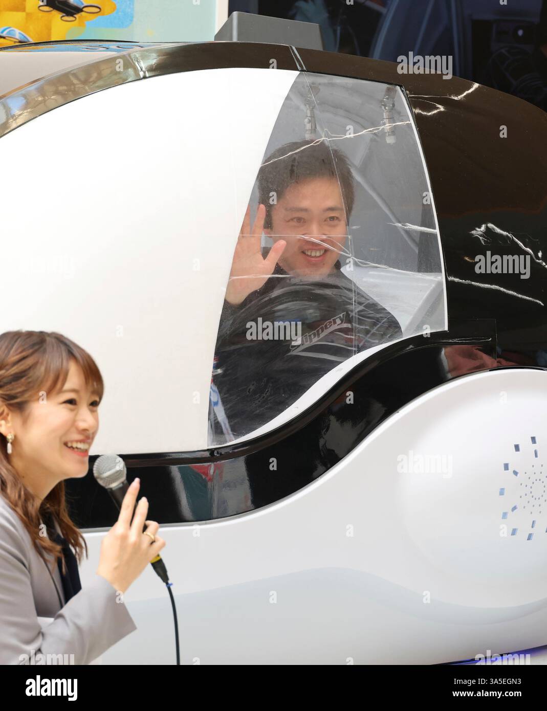 Osaka Prefecture Governor Hirofumi Yoshimura (R) experiences the ...