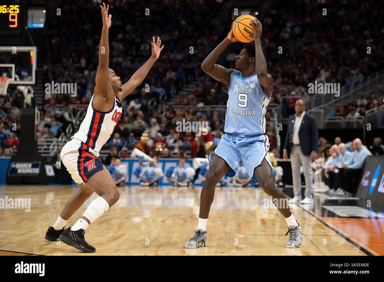 Milwaukee, WI, USA. 21st Mar, 2025. North Carolina Tar Heels guard ...