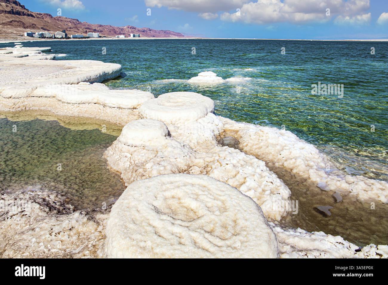 The drainless salt lake in the Middle East, the saltiest lake in the ...