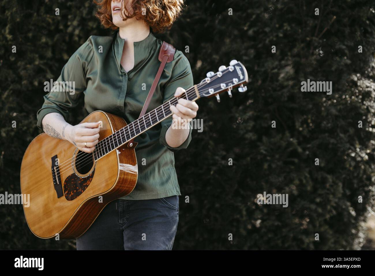 Redhead guitar female hi-res stock photography and images - Alamy