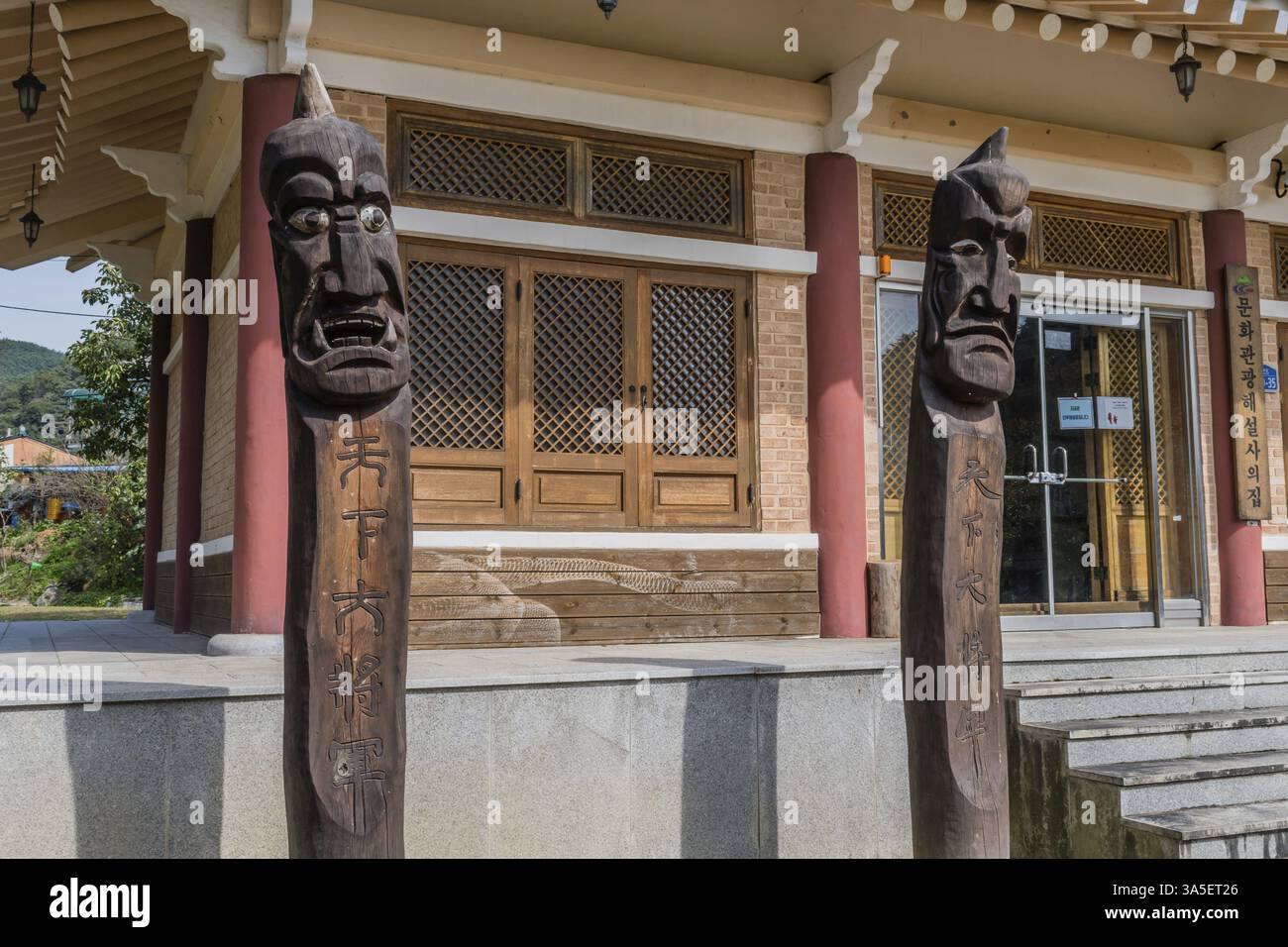 Totems construction hi-res stock photography and images - Alamy