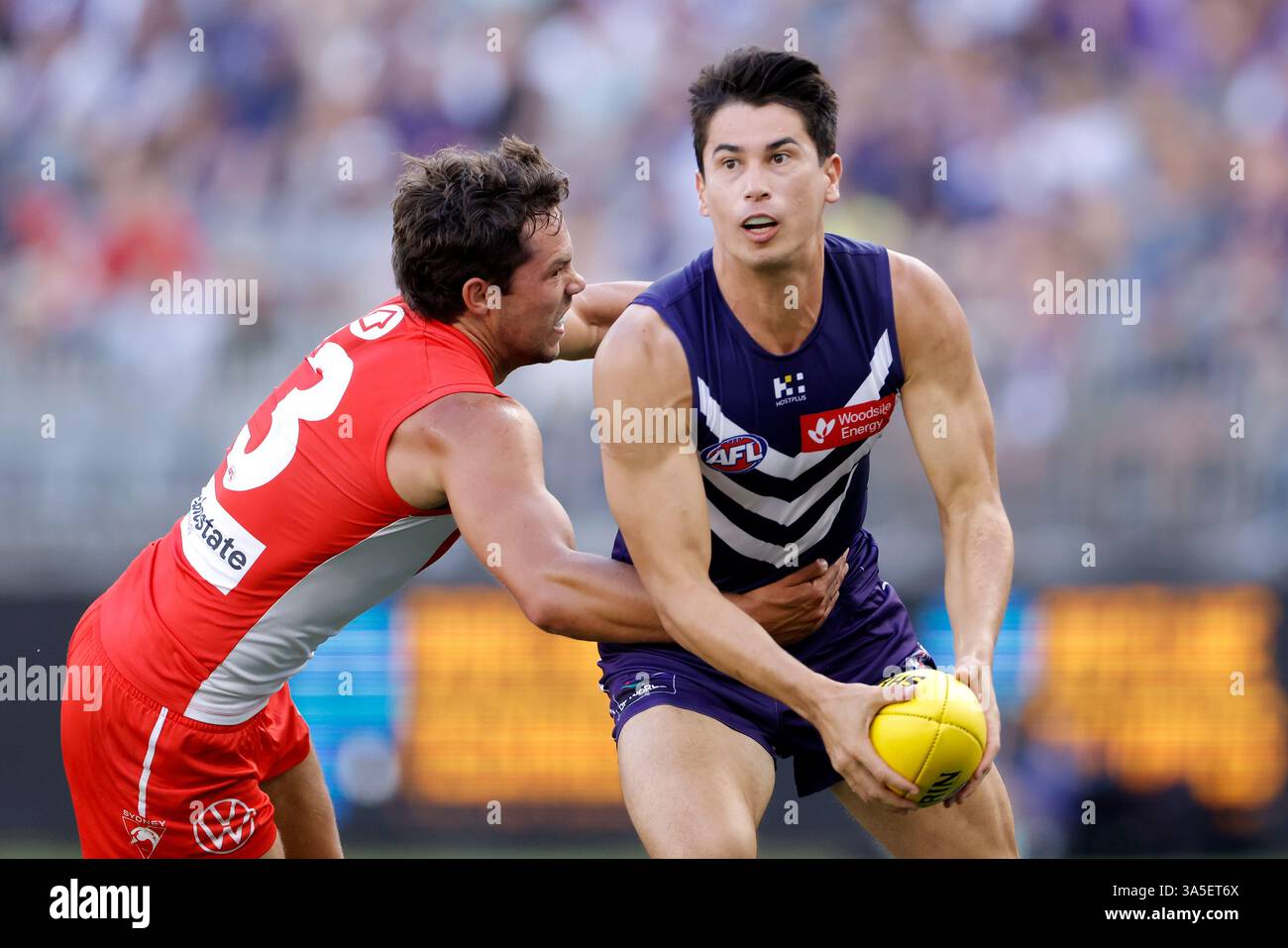 Bailey Banfield of the Dockers handballs under pressure from Oliver ...