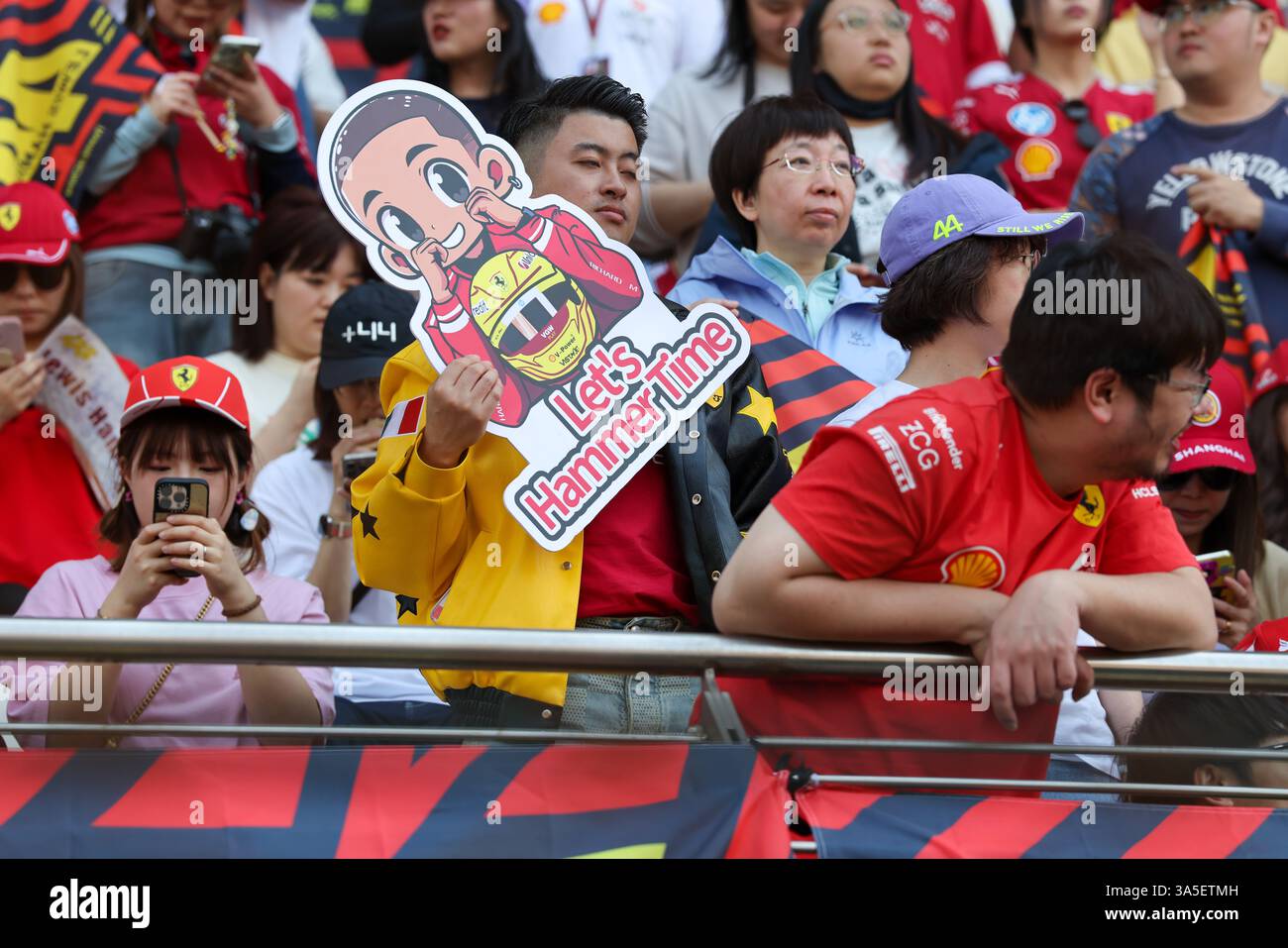 Fans during the drivers’ parade during the FORMULA 1 HEINEKEN CHINESE ...