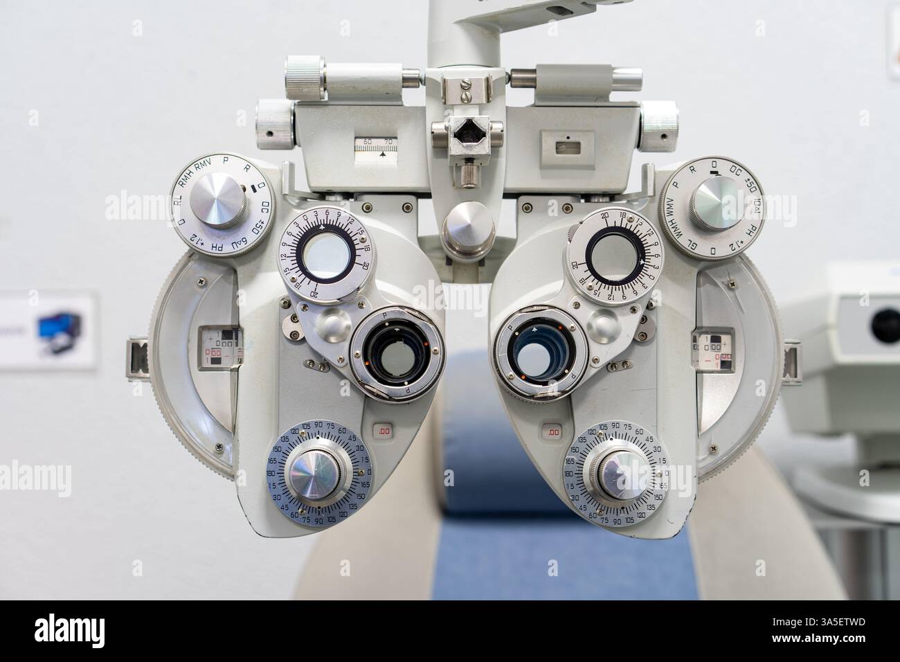 Phoropter eye testing machine with rotational adjusting knobs mounting ...