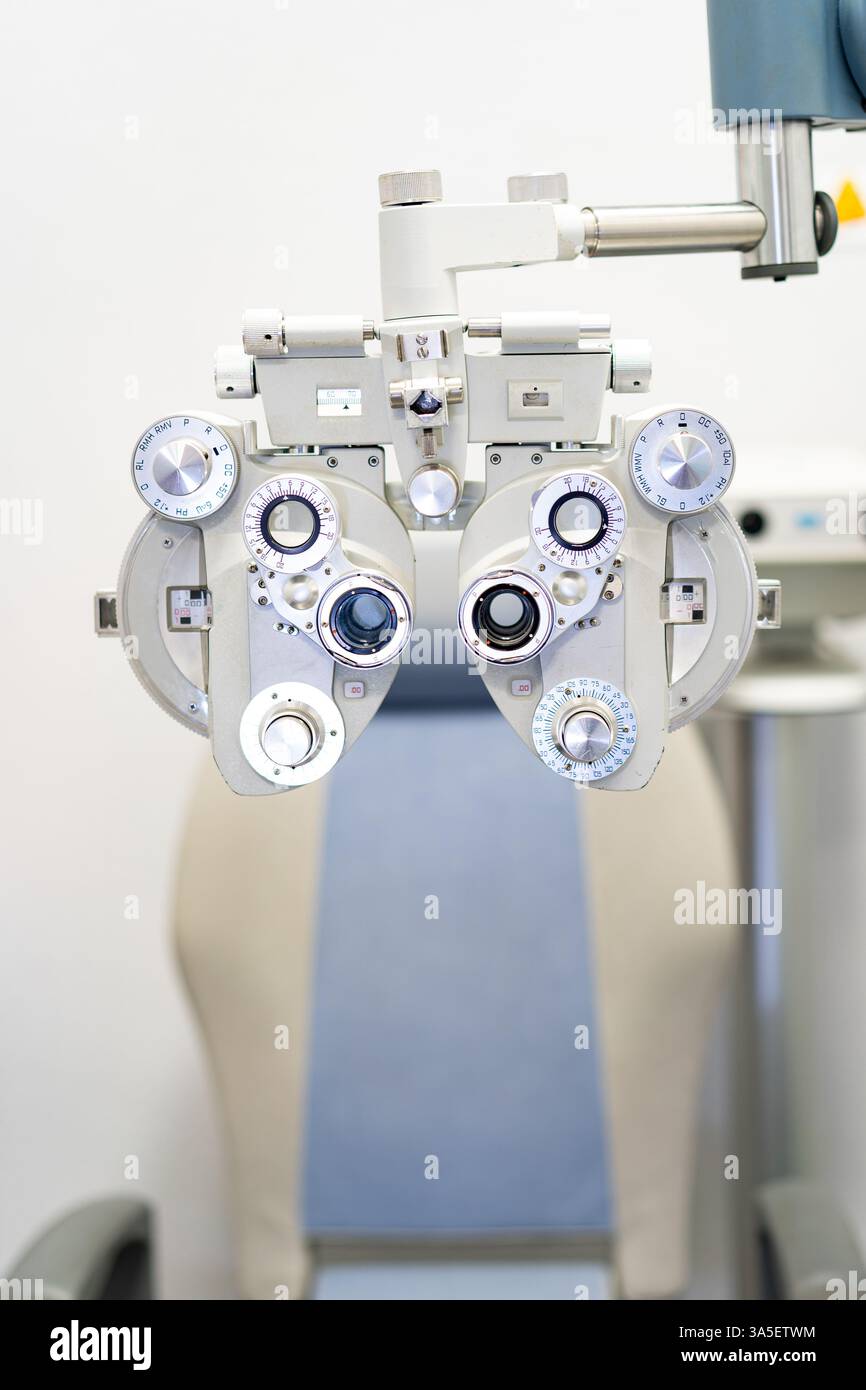 Phoropter eye testing machine with rotational adjusting knobs mounting ...