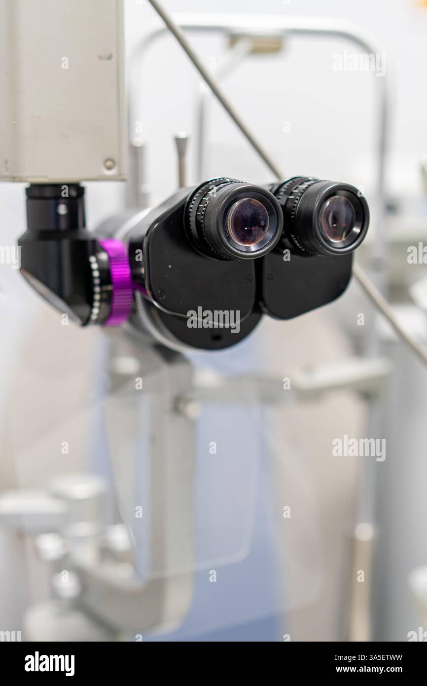 Professional eye examination slit lamp with oculars and light source ...