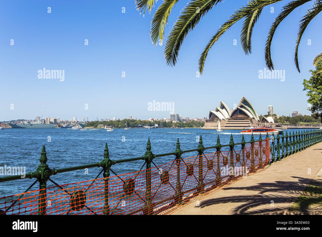 The famous Sydney Harbor. The most famous Sydney Opera House in the ...