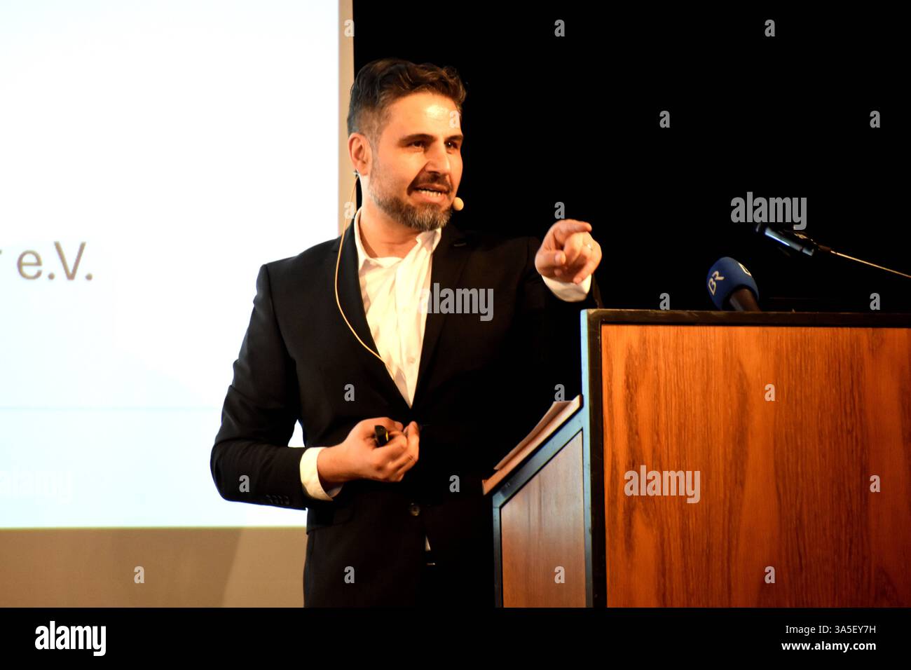 Simon Jacob, Moderator Geschaeftsfuehrer des ZOCD Muenchen 22.03.2025 ...