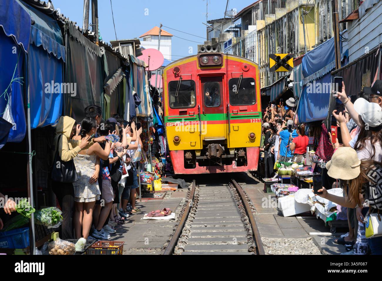 Mae Klong, Thailand. March 15th 2025. Tourists crowd around the ...