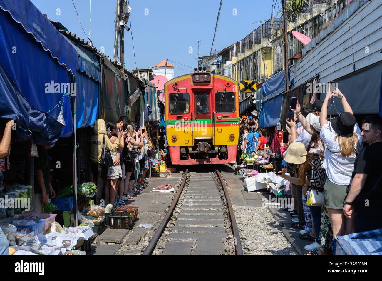 Mae Klong, Thailand. March 15th 2025. Tourists crowd around the ...
