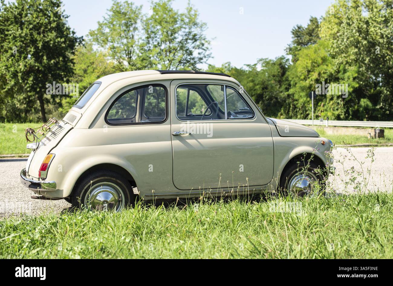 Vintage beige Farbe Auto. Kleines altes Auto. Italienisches Auto Stock ...