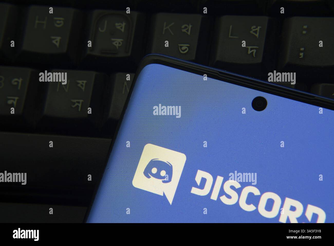Discord social network logo on a smartphone Stock Photo - Alamy