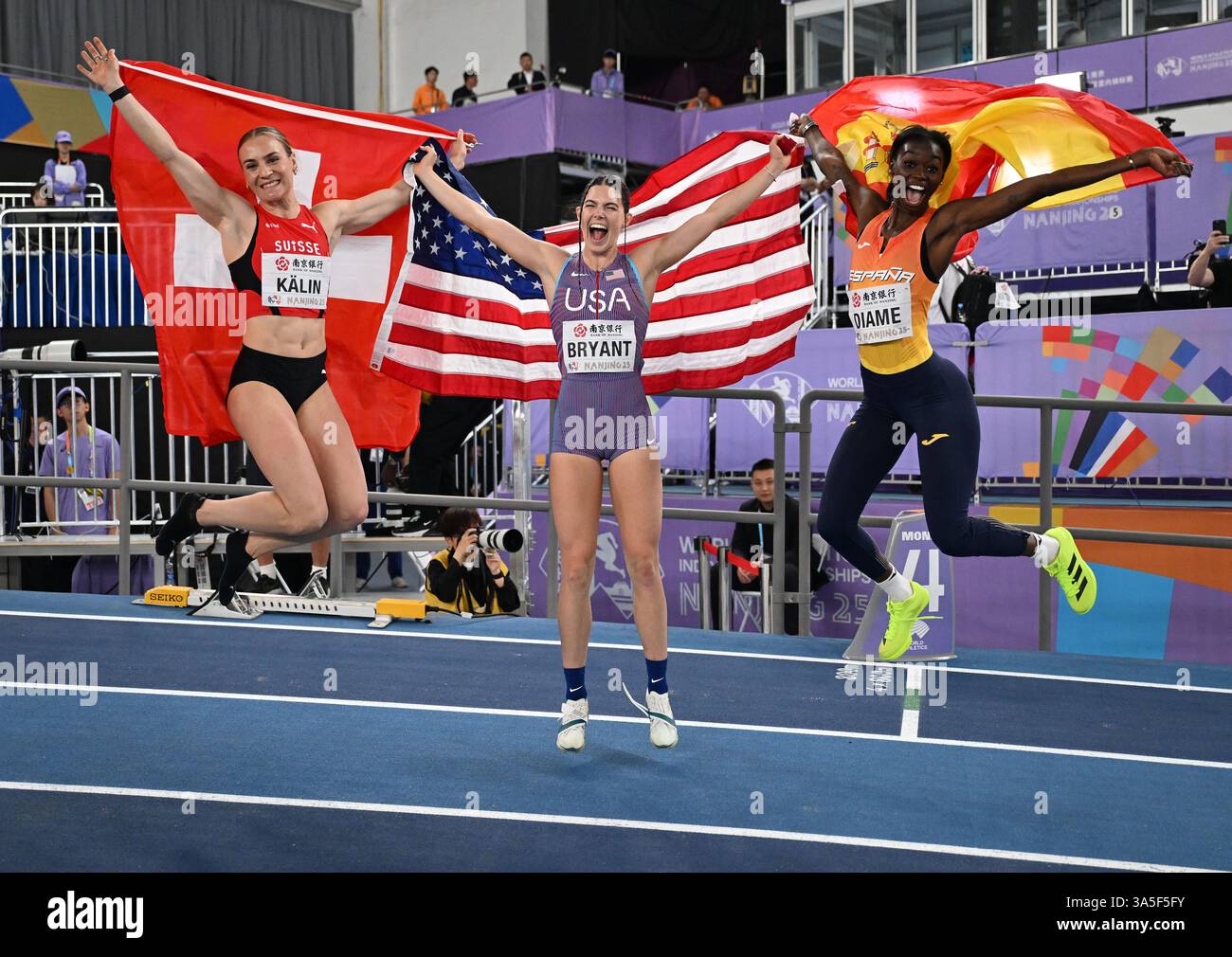 (250323) -- NANJING, March 23, 2025 (Xinhua) -- (From L to R) Annik ...
