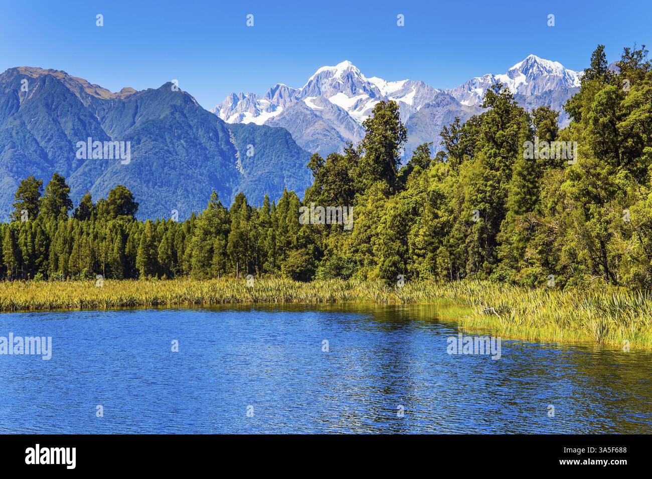 Lake Matheson is a beautiful glacial lake. The South Island of New ...