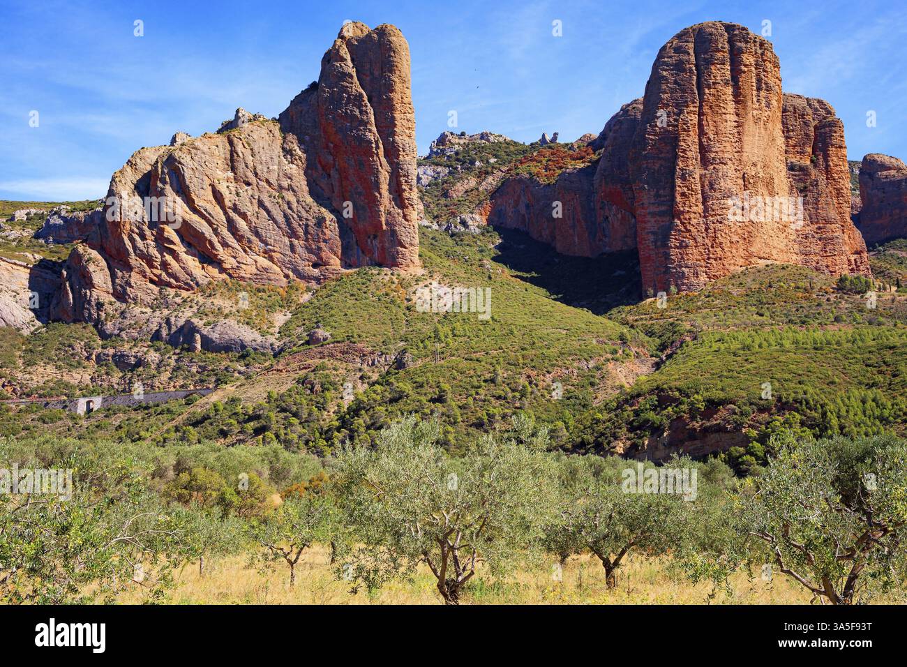 Incredibly beautiful huge rocks - part of the foothills of the Pyrenees ...