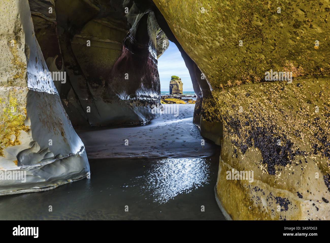 Sculpted ecological gate hi-res stock photography and images - Alamy
