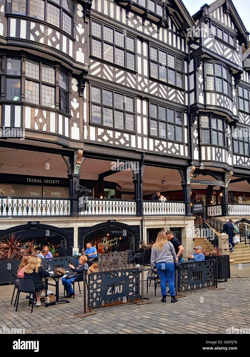 People enjoying the Spring sunshine eating and drinking outdoors ...