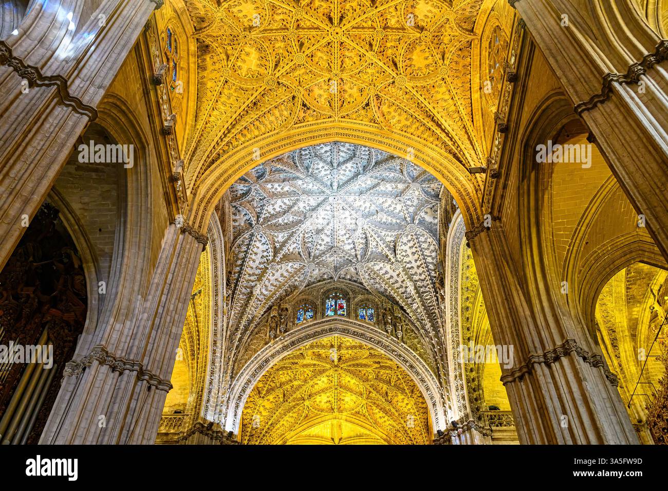 Symmetry of support columns and ceiling decorations, interior features ...