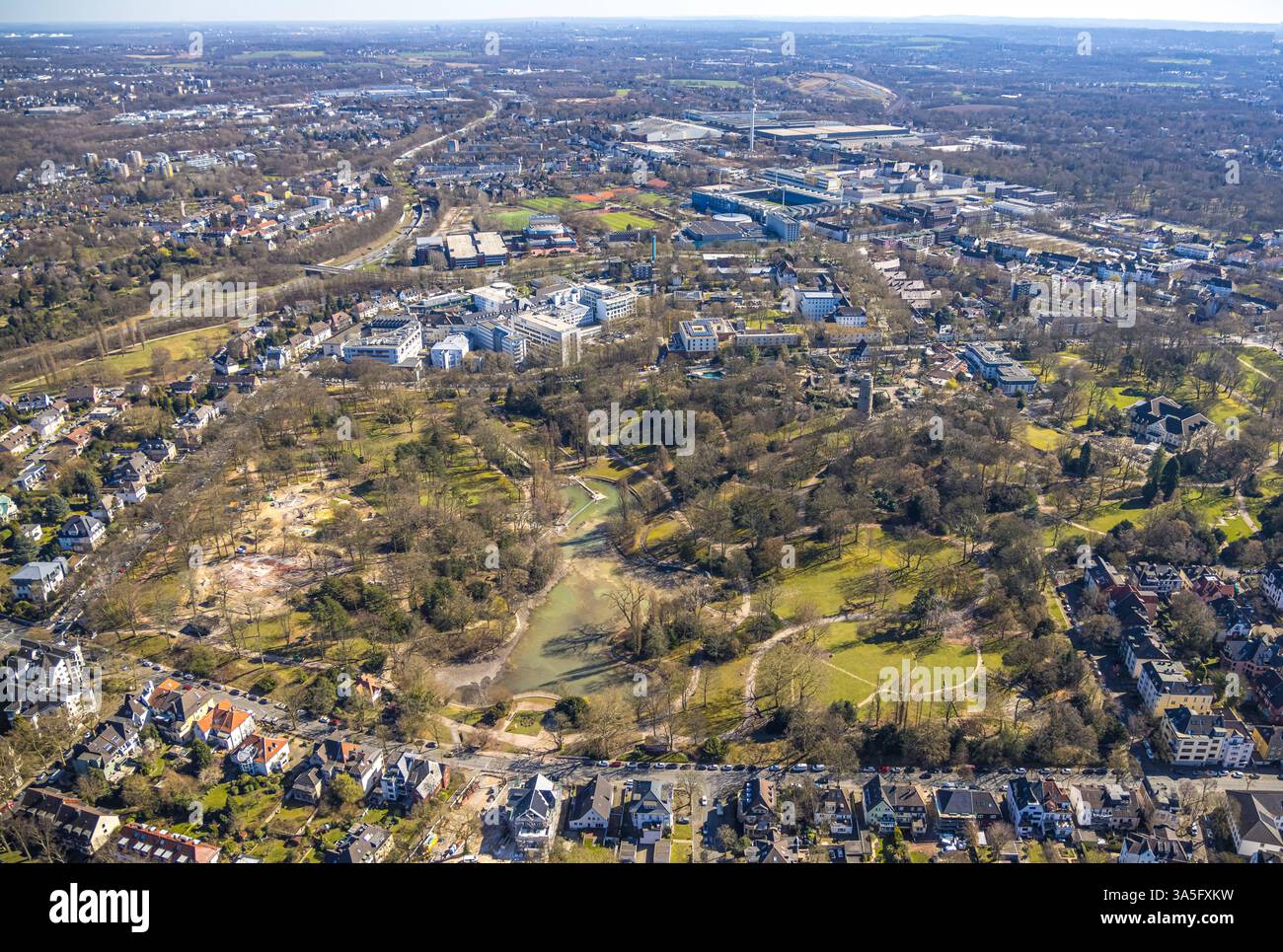 Luftbild, Stadtpark mit Rosengarten und Gondelteich, links das St ...