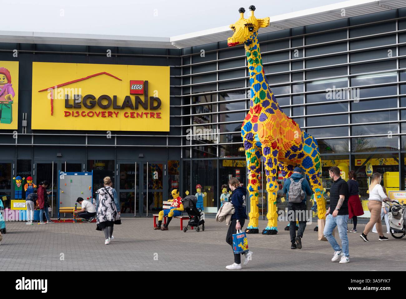 Das Legoland Discovery Centre in Oberhausen, davor eine Giraffe aus ...