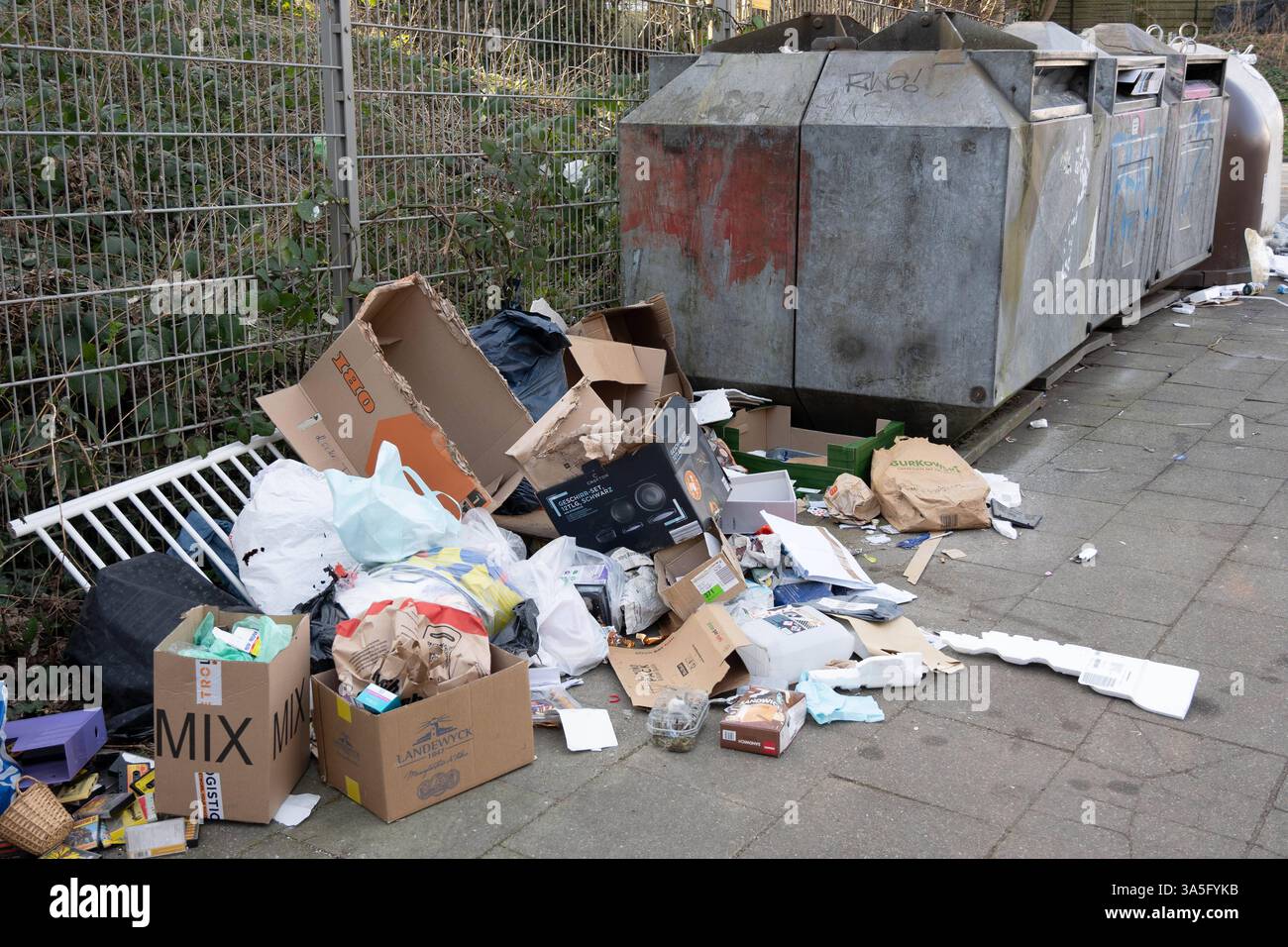 Ueberfuellter Container fuer Altpapier, Kartons und anderer Muell ...