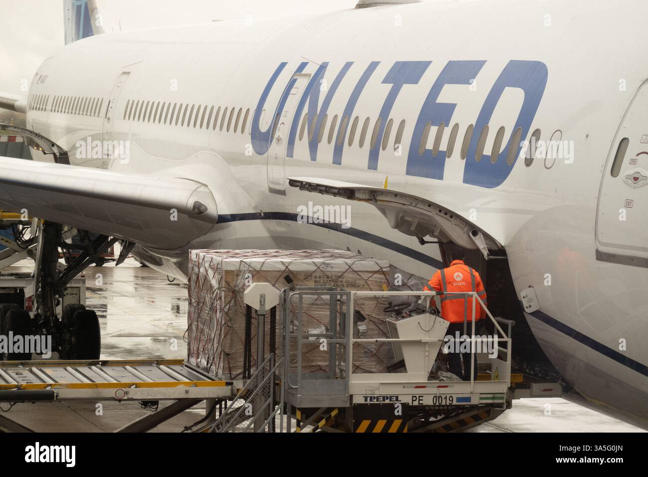 March 23, 2025, Paris, France: Cargo is loaded onto a United Airlines ...
