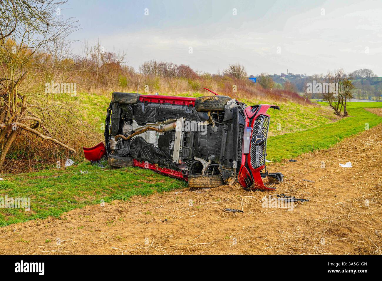 Zwei Tote bei schwerem Unfall auf A6 bei Bretzfeld: Mit sechs Personen besetzter Mercedes GLE ...