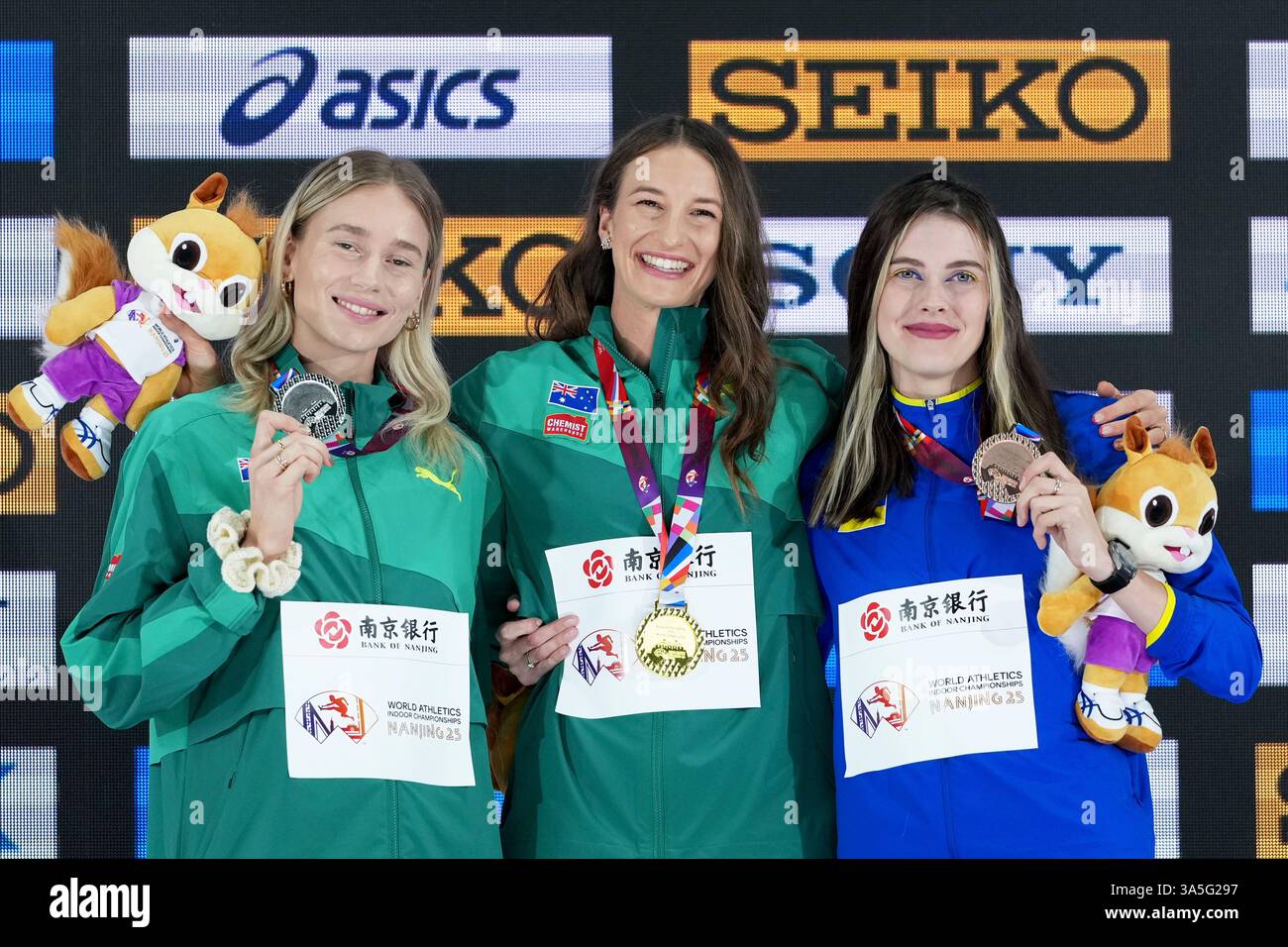 Gold medalist Nicola Olyslagers of Australia, center, poses with silver ...