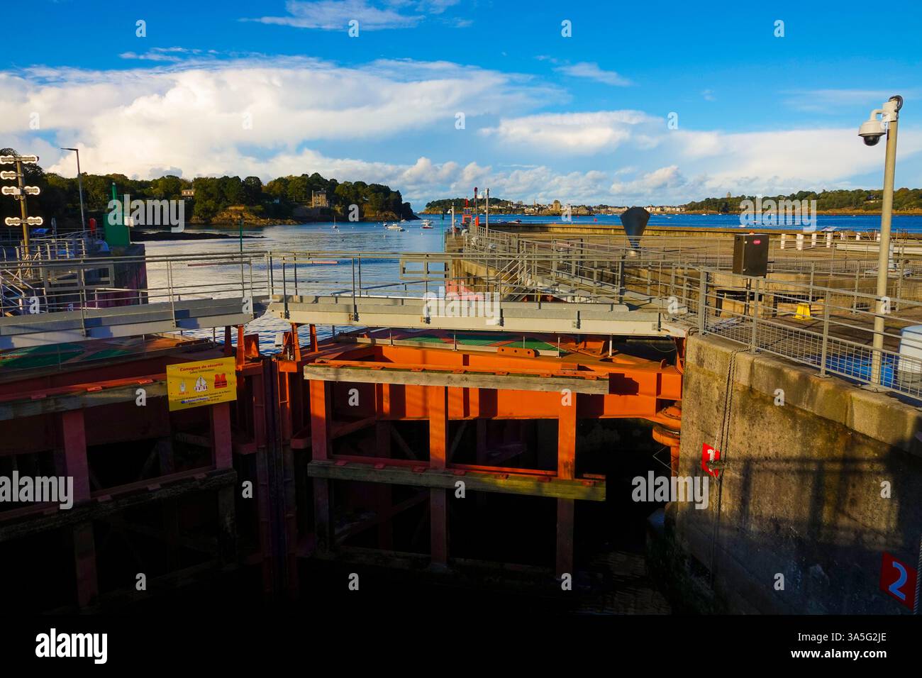 France, Ille-et-Vilaine (35), La Richardais, boat lock of the EDF dam ...