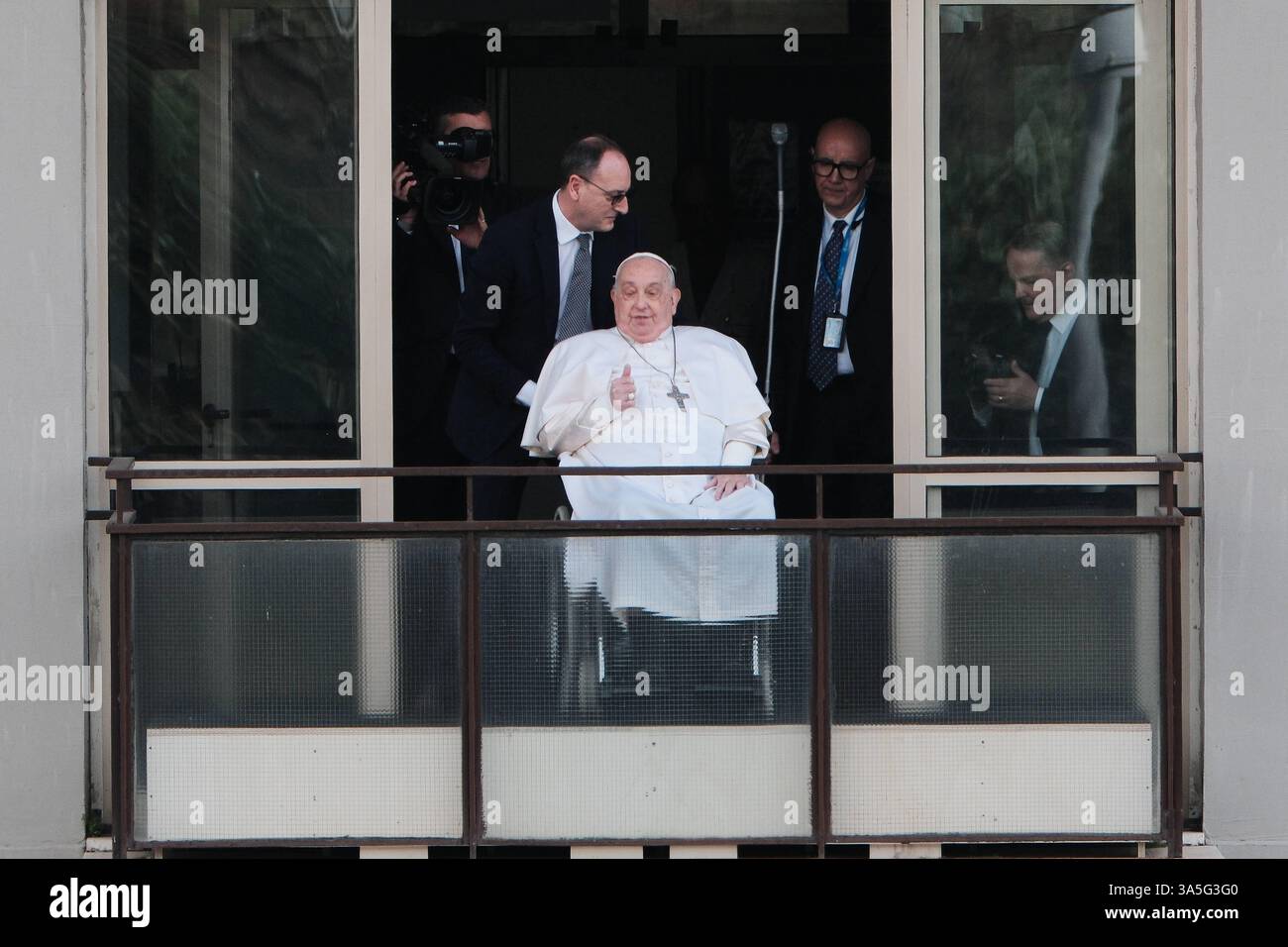 Pope Francis greets the faithful from the window of the Gemelli ...