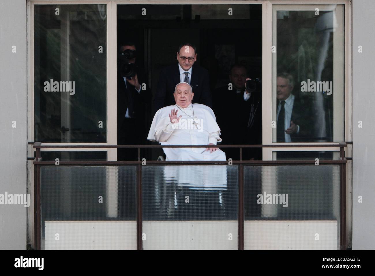 Pope Francis greets the faithful from the window of the Gemelli ...