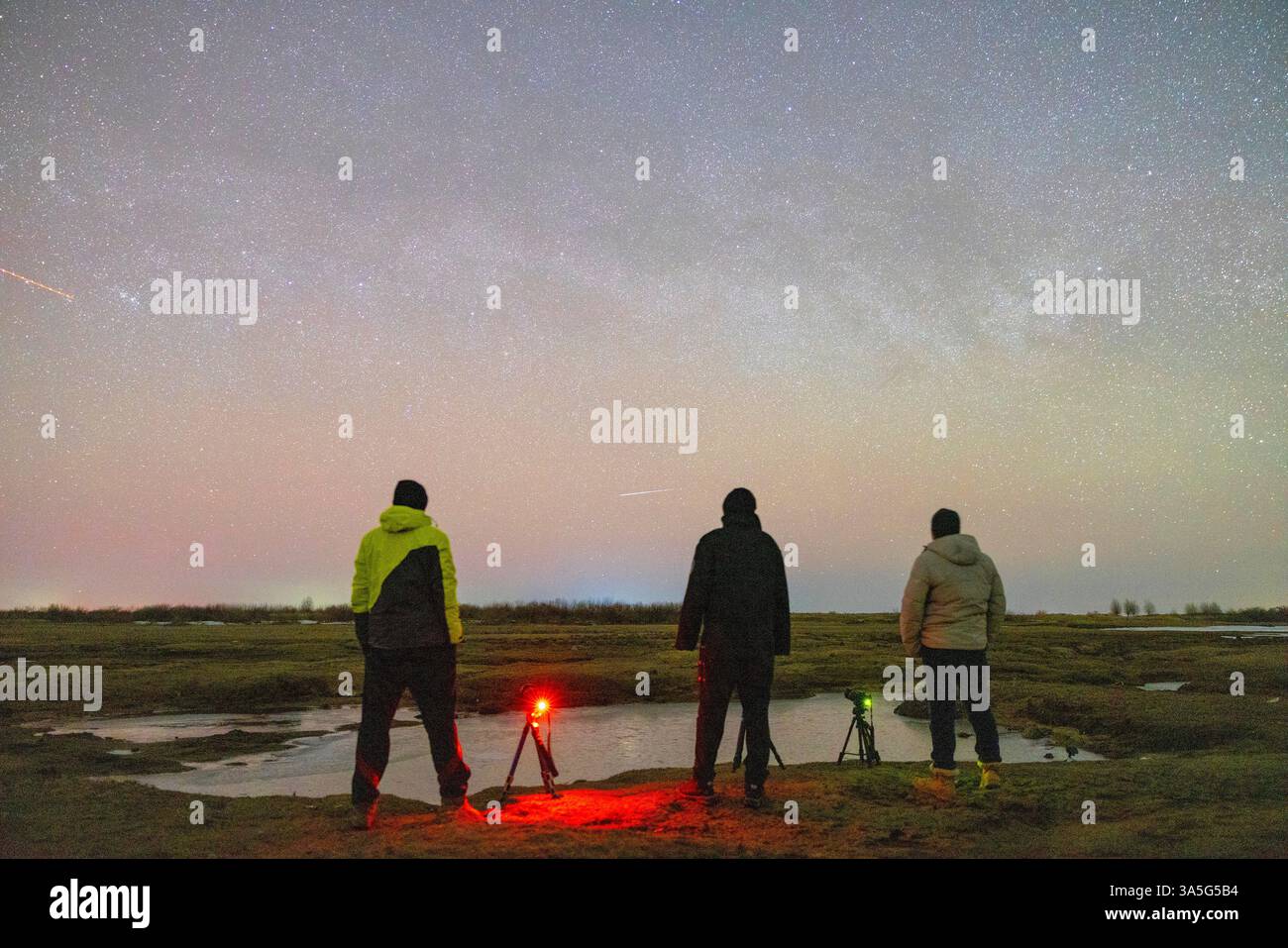 (250323) -- HARBIN, March 23, 2025 (Xinhua) -- Photography enthusiasts ...