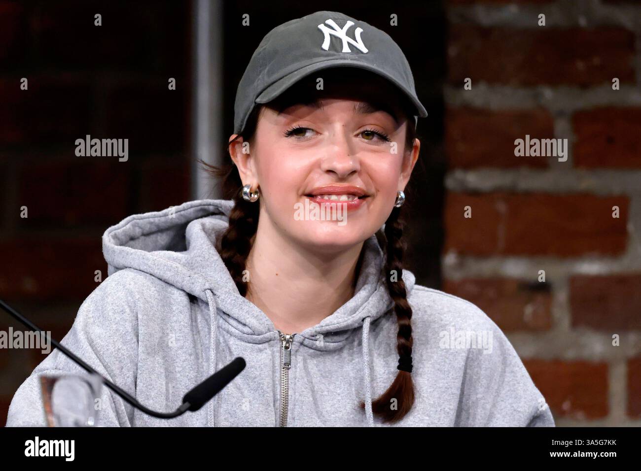 Schauspielerin Nellie Thalbach liest aus Das Katzenhaus auf der Lit.Kid ...