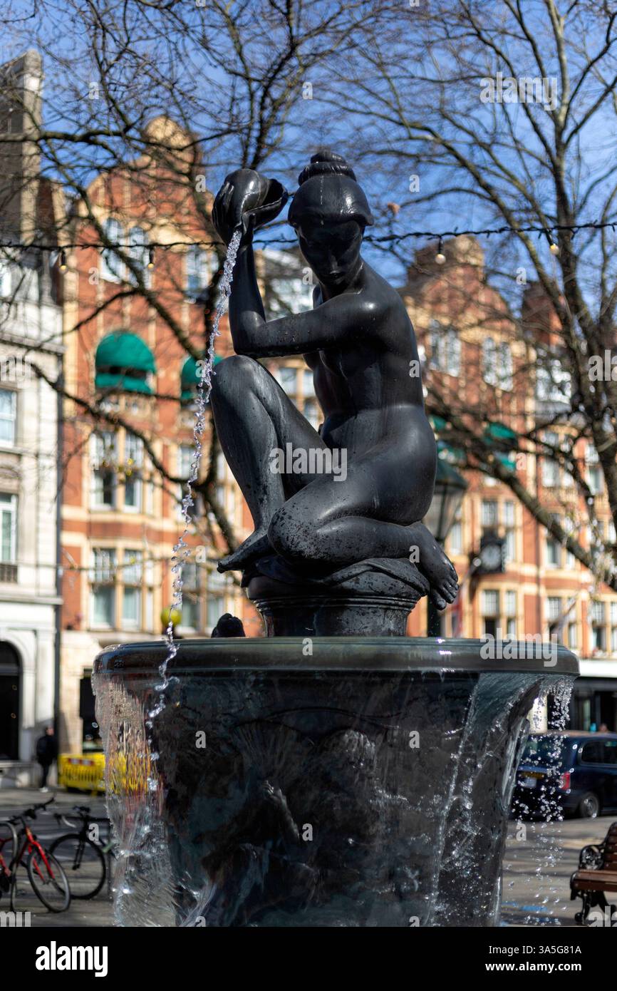 Sculptor gilbert ledward hi-res stock photography and images - Alamy