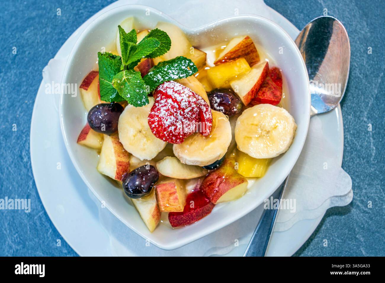 Frisches Obst mit Joghurt zum Frühstück, München, März 2025 Deutschland, München, März 2025 ...