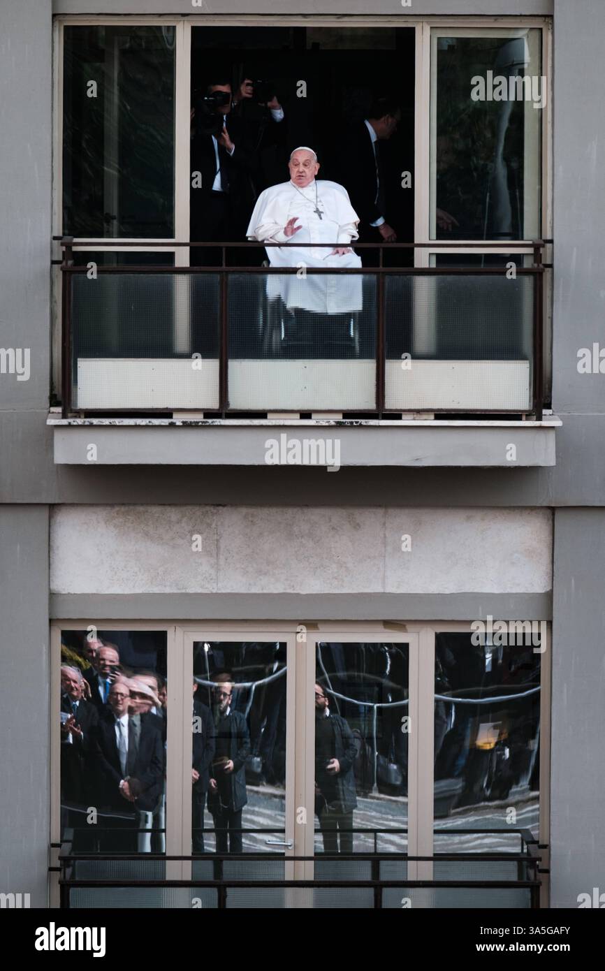 Pope Francis greets the faithful from the window of the Gemelli ...