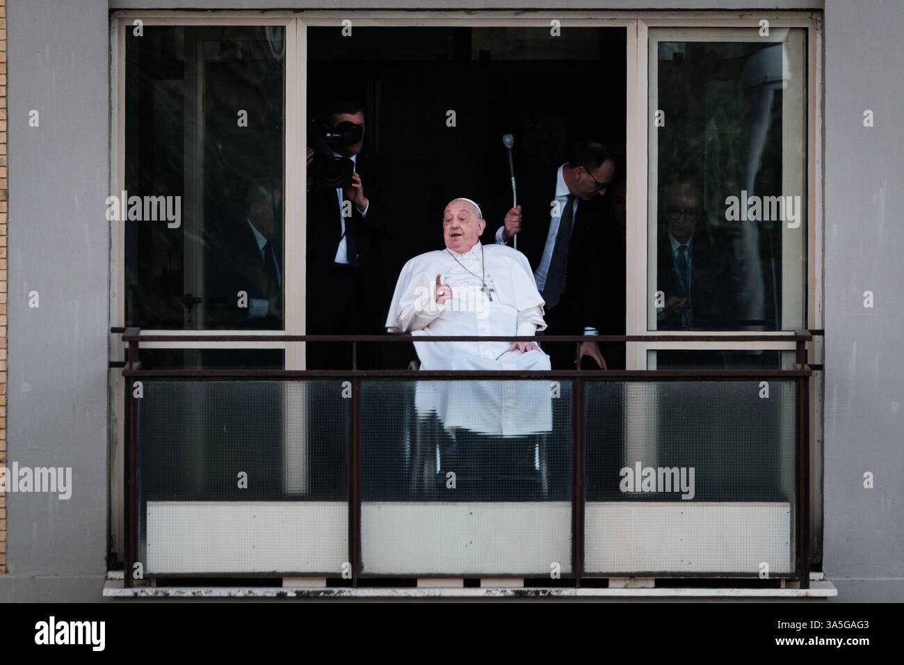 Pope Francis greets the faithful from the window of the Gemelli ...