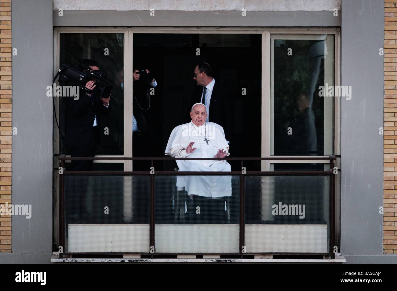 Pope Francis greets the faithful from the window of the Gemelli ...