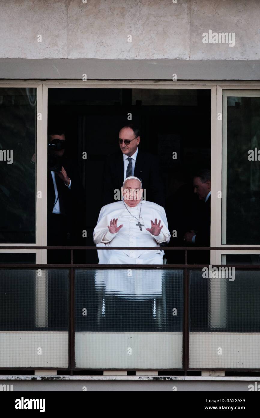 Pope Francis greets the faithful from the window of the Gemelli ...
