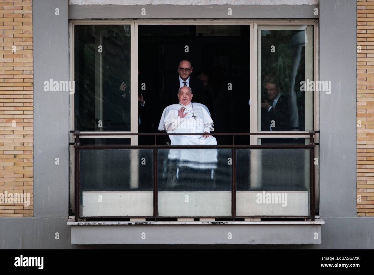 Pope Francis greets the faithful from the window of the Gemelli ...