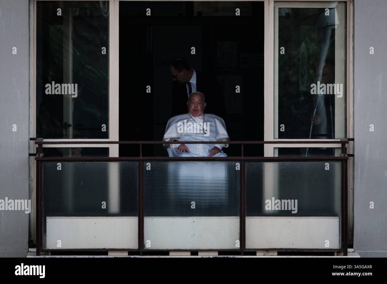Pope Francis greets the faithful from the window of the Gemelli ...