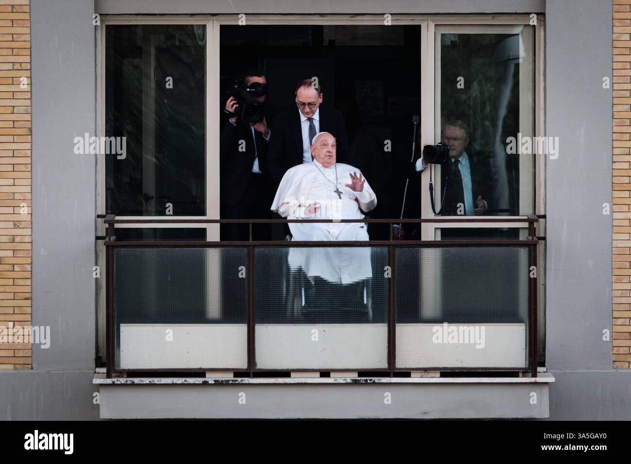 Pope Francis greets the faithful from the window of the Gemelli ...
