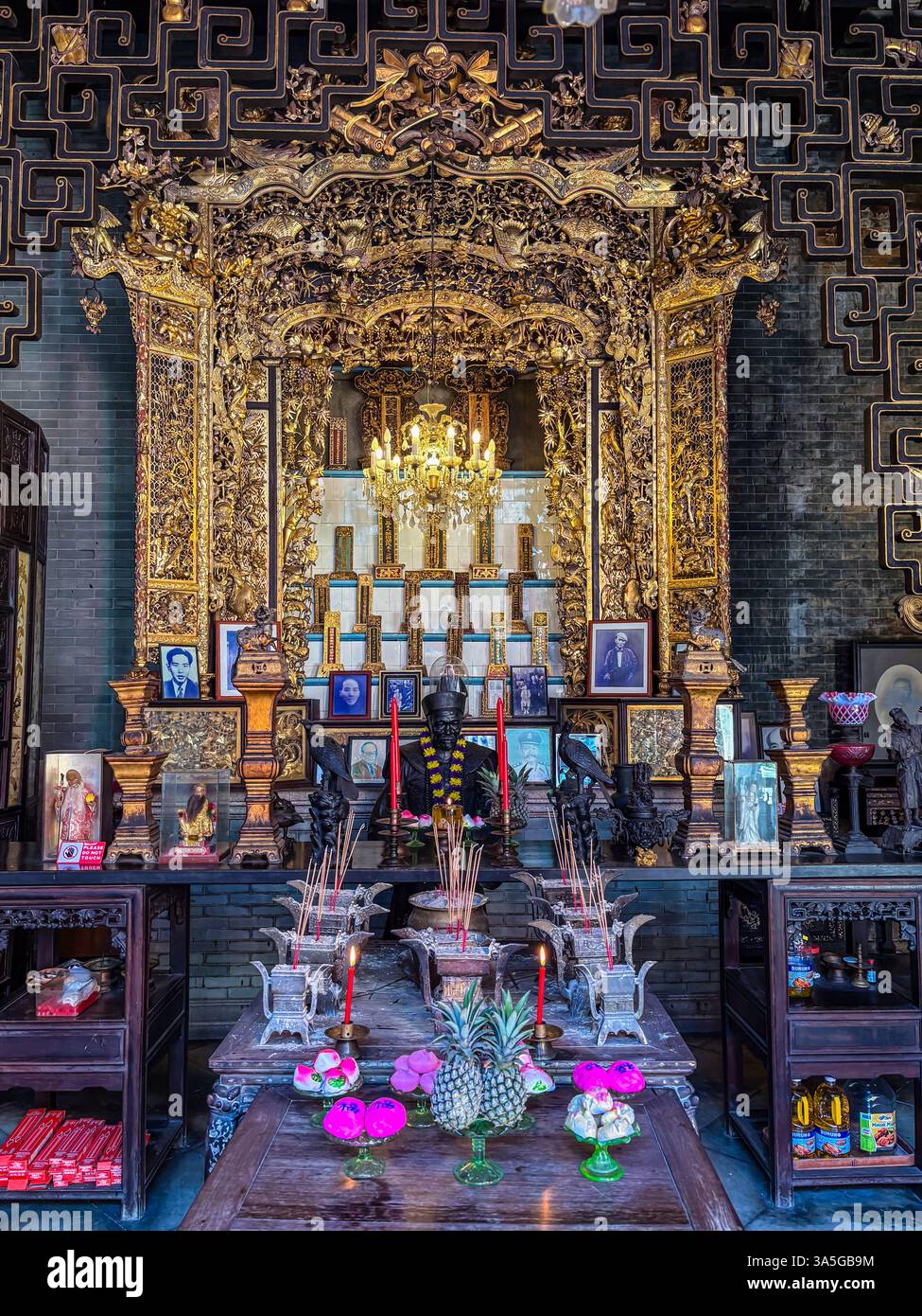 Ornate Altar and Interior design in the Pinang Peranakan Mansion in ...