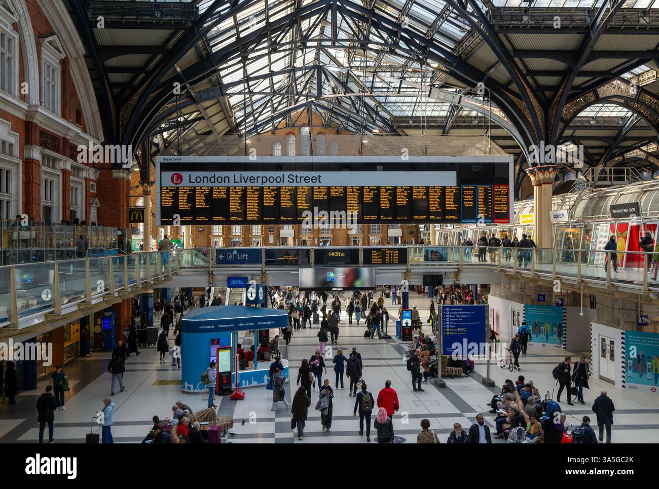 Concourse busy with passengers, Liverpool Street railway station ...