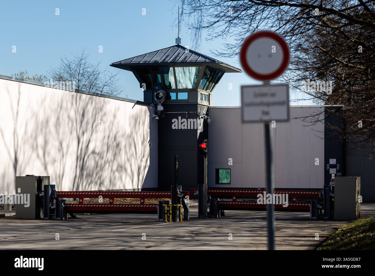 Munich, Germany. 20th Mar, 2025. A sign reading "Access to the prison ...