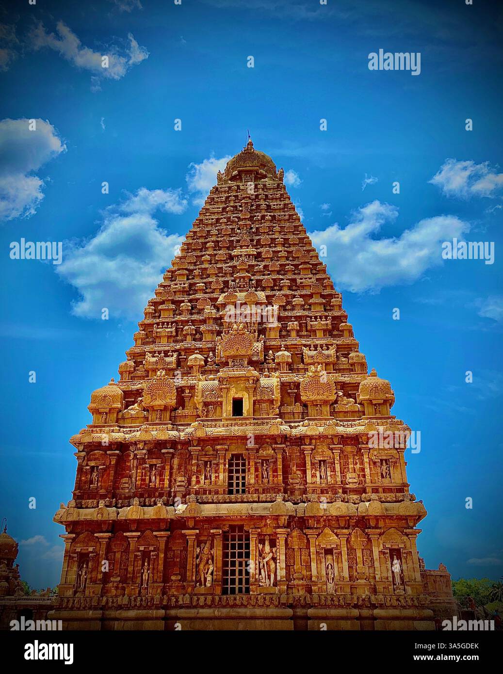South indian hindu architecture smartphone stock photos and images - Alamy
