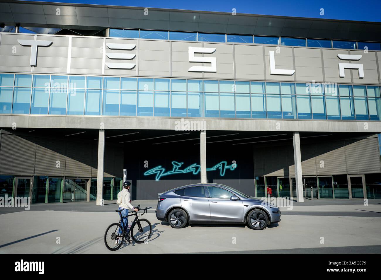 22 March 2025, Brandenburg, Grünheide: A Tesla Model Y stands in front ...