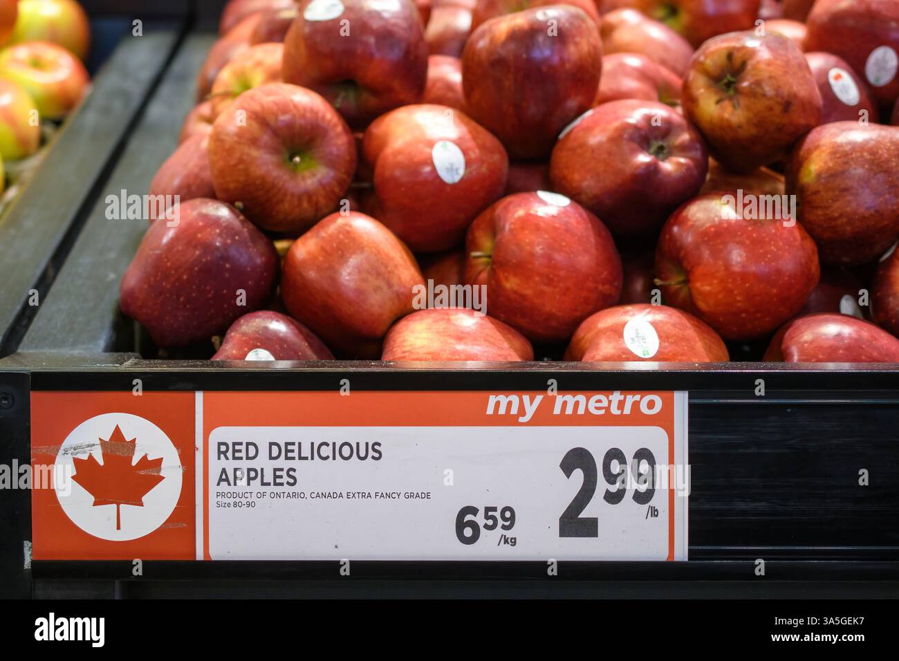Maple leaf symbol on the retail shelf of Red Delicious apples Stock ...